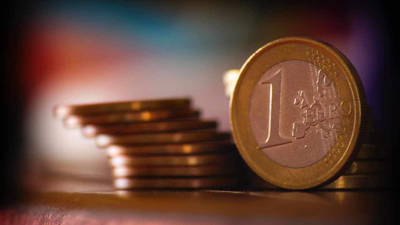 El economista Robert Barro afirma que el Euro ha fallado